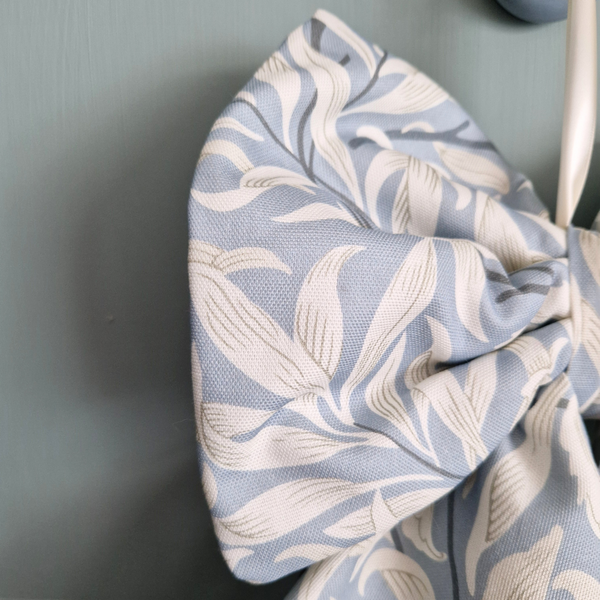 William Morris Large Fabric Bow -Willow Bough Dove – Phillips & Cheers